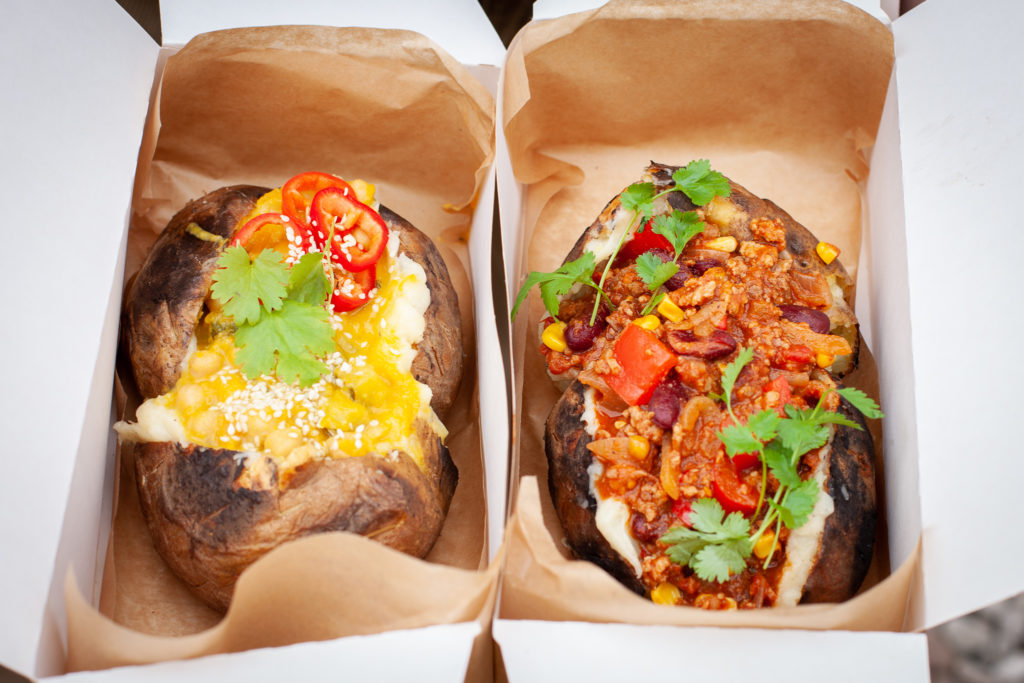 ale bulwa! Ziemniak, jak z ogniska, porządnie nadziany! - Street Food ...